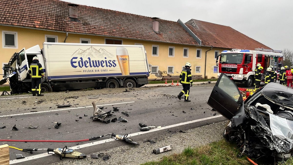 Schwerer Verkehrsunfall auf der B137 fordert ein Todesopfer - FF Grieskirchen